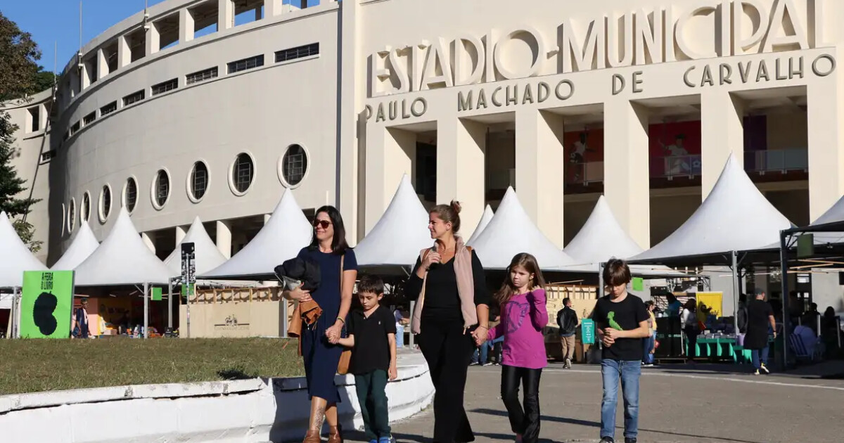 Feira do Livro terá Zélia Duncan e Pilar Quintana; entrada é gratuita