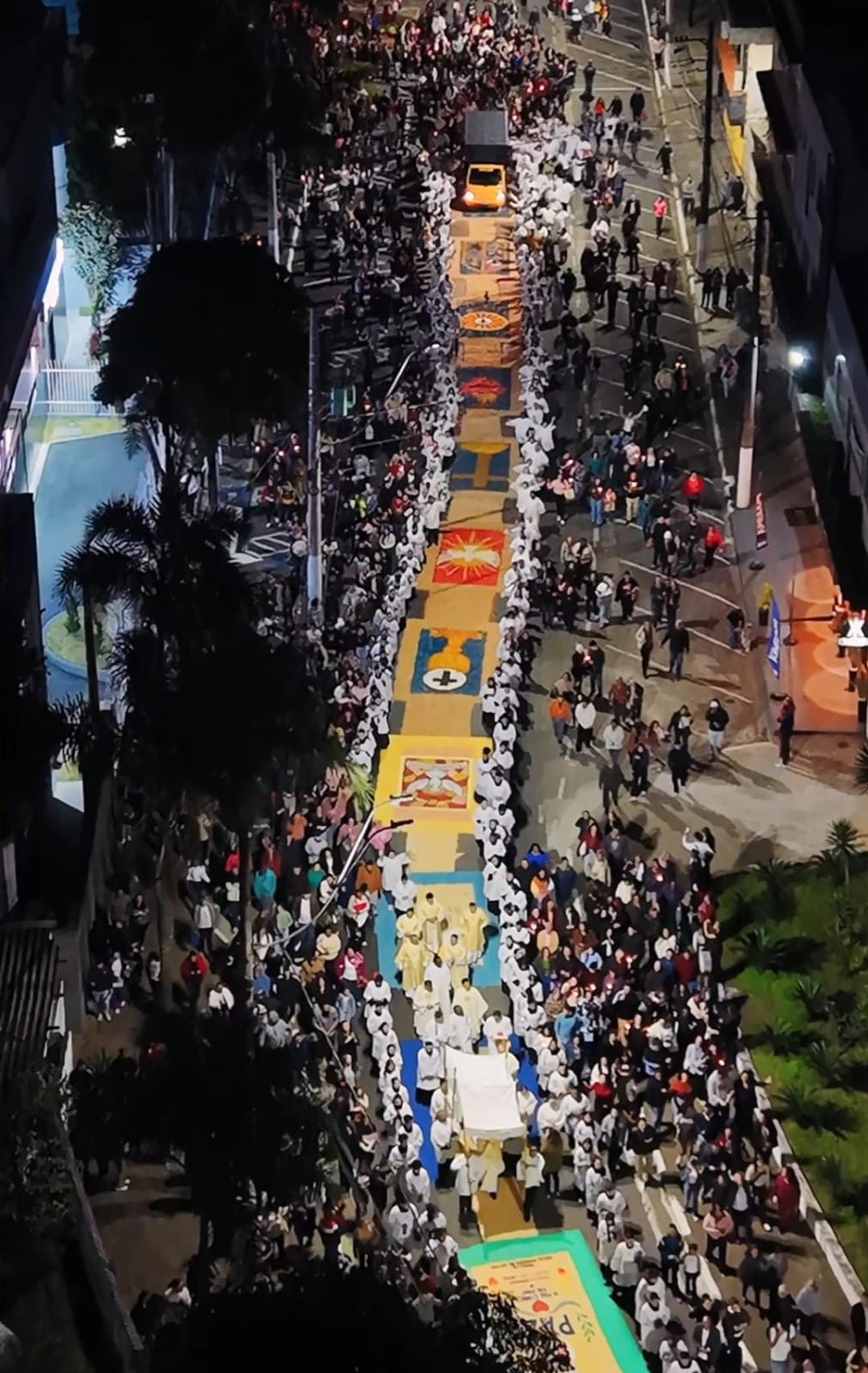 Corpus Christi reúne mais de 20 mil pessoas nas ruas do Centro de Poá